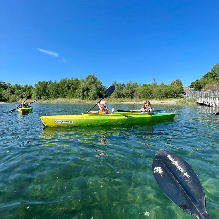 Wassersport In Kleinen Kanus Mit Doppelpaddel